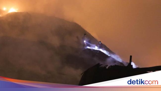 Kebakaran TPA Rawa Kucing Belum Padam hingga Tengah Malam, Ini Kendalanya