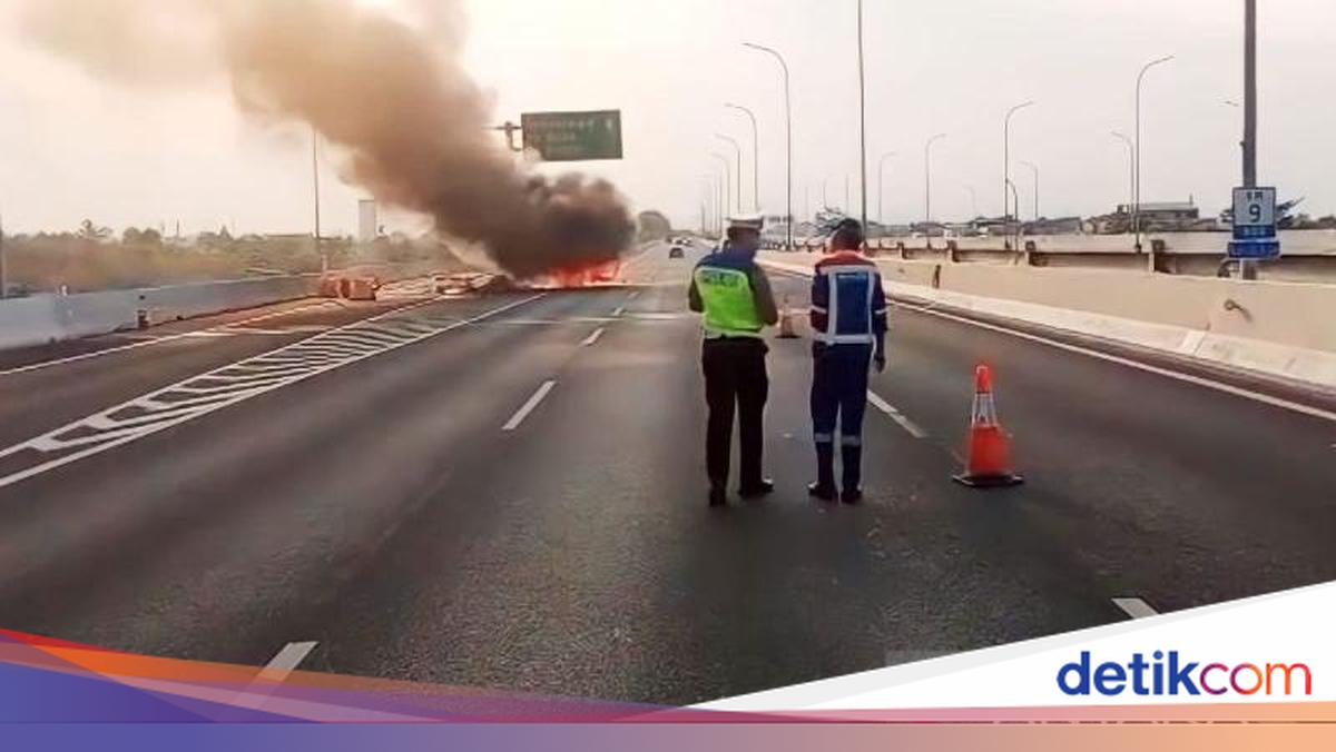 Sedan Terbakar di Tol Becakayu Jaktim, Pengemudi Diduga Kelelahan
