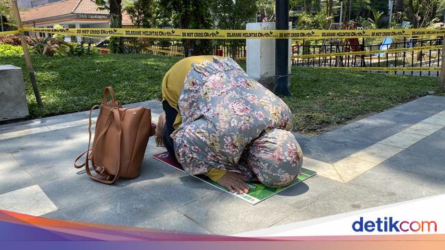 Sujud Syukur Penuh Haru Pemenang Undian Umrah Jalan Santai Hari Santri 2023 Sujud Syukur Penuh Haru Pemenang Undian Umrah Jalan Santai Hari Santri 2023