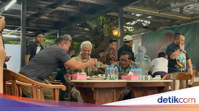 Usai Tes Kesehatan di RSPAD, Ganjar-Mahfud Minum Jamu dan Santap Pecel Usai Tes Kesehatan di RSPAD, Ganjar-Mahfud Minum Jamu dan Santap Pecel