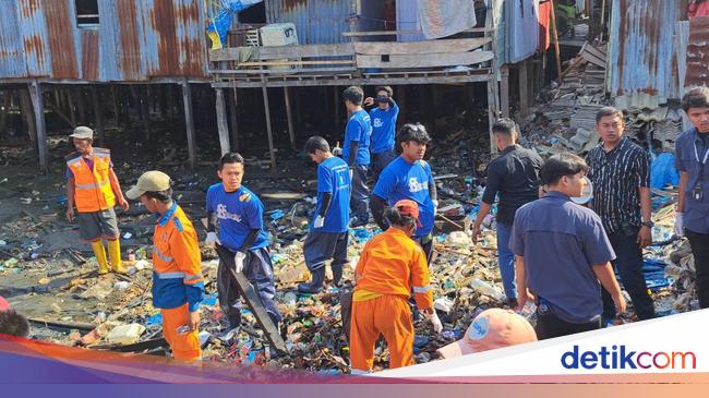 Sampah Dibersihkan Pandawara-Pemkot di Kampung Nelayan Makassar dari Laut
