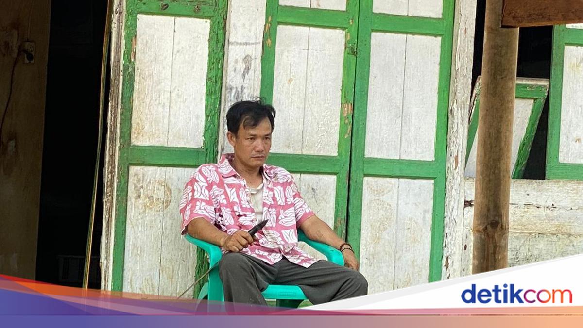 Dinginnya Marison Duduk Depan Rumah Pegang Sajam Usai Bunuh Istri