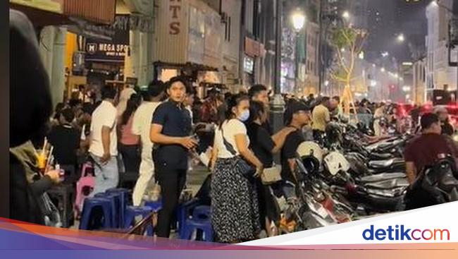 Satpol PP Medan Gusur Angkringan di Kesawan, Cekcok dengan Pedagang Satpol PP Medan Gusur Angkringan di Kesawan, Cekcok dengan Pedagang