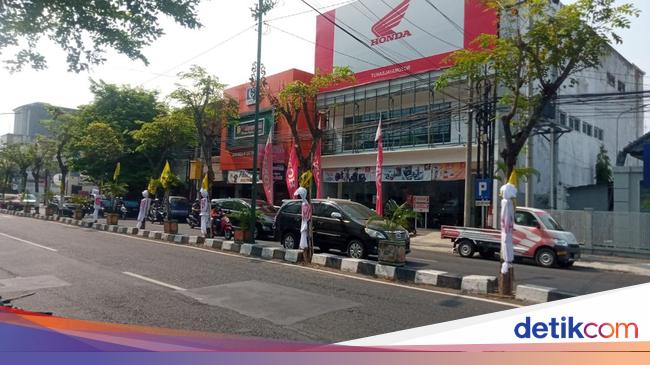 'Pocong' Bertulisan Gibran Mejeng di Jalan Usai Deklarasi Cawapres Prabowo