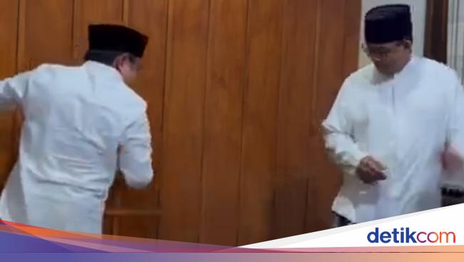 Lucu! Cak Imin Nyelepet Anies Pakai Sarung, Begini Penampakannya Lucu! Cak Imin Nyelepet Anies Pakai Sarung, Begini Penampakannya
