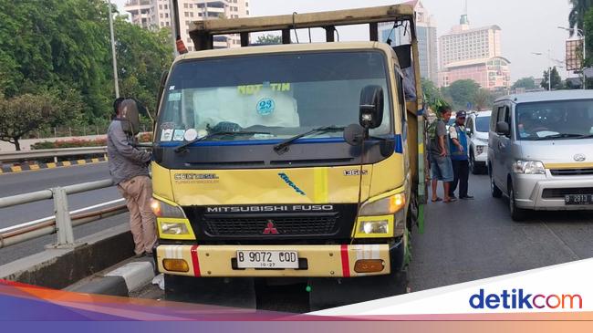 Truk Patah As Roda di Depan Kantor Walkot Jakbar, Lalin Tersendat