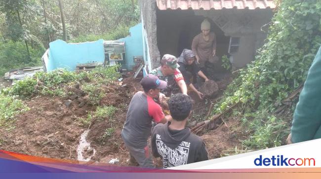 Satu Rumah Rusak Usai Dihantam Longsor di Cianjur