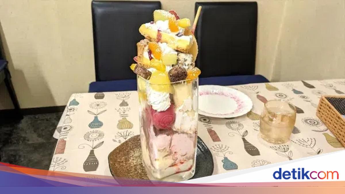 Kafe Berusia 40 Tahun Ini Sajikan Parfait Jumbo yang Fenomenal