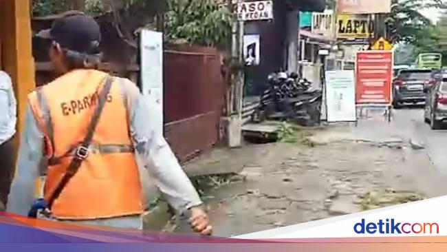 Heboh Petugas Parkir Hendak Pukul Driver Ojol Pakai Martil di Medan Heboh Petugas Parkir Hendak Pukul Driver Ojol Pakai Martil di Medan