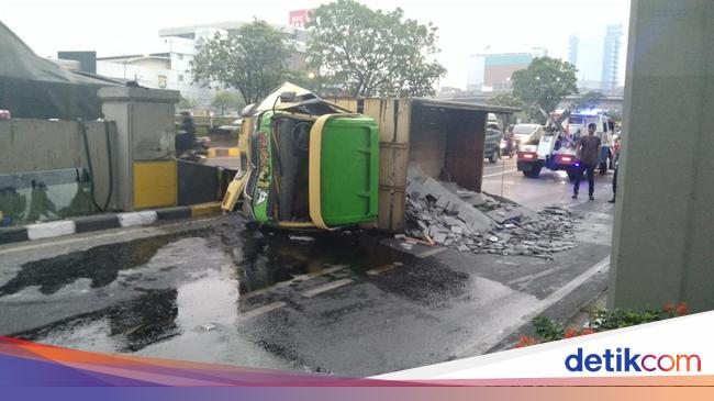 Truk Terguling-BBM Tumpah di Jalan Layang Pancoran Jaksel, Lalin Macet