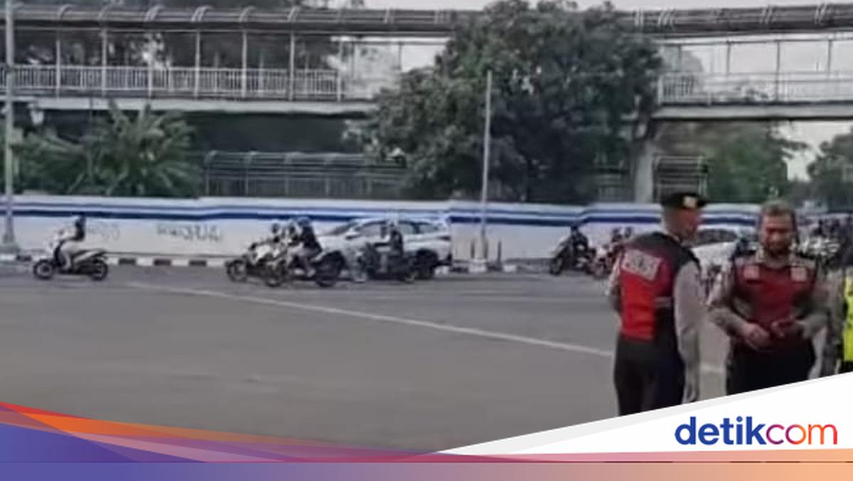 Arus Lalin Depan Stasiun Grogol Macet Imbas Proyek Galian Air