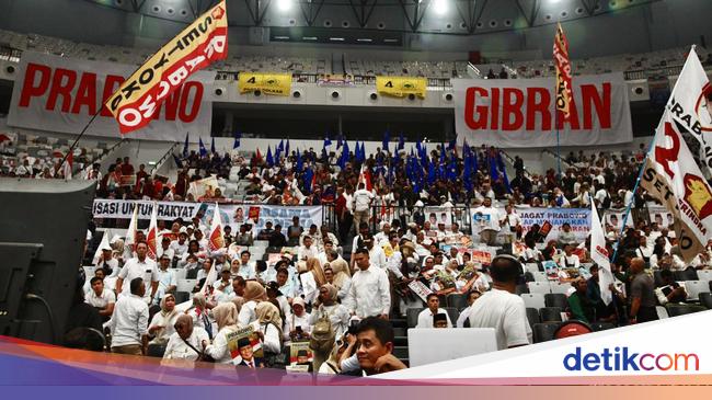 Pendukung Penuhi Deklarasi Prabowo-Gibran di Indonesia Arena