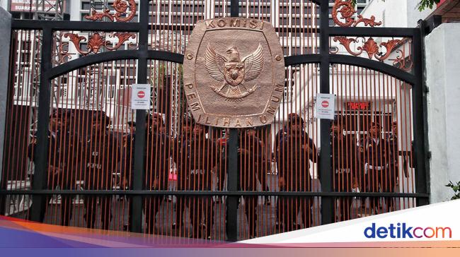 Pengamanan Gedung KPU Jelang Pendaftaran Prabowo-Gibran