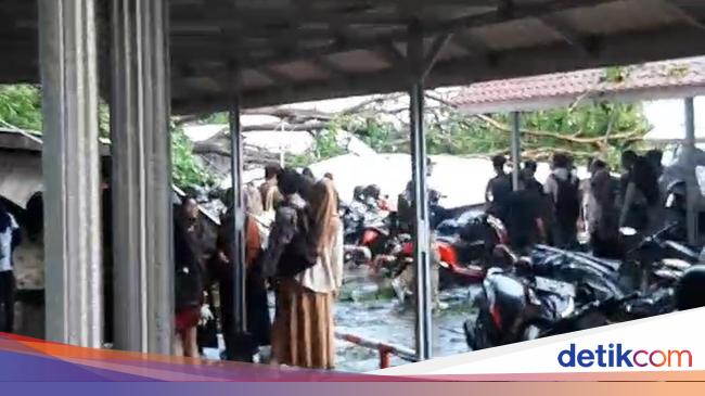 Parkiran Kampus UMS Ambruk, Warek: 50 Motor Mahasiswa Tertimpa