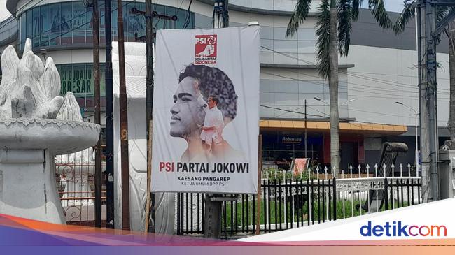 Baliho 'PSI Partai Jokowi' Bermunculan di Medan Baliho 'PSI Partai Jokowi' Bermunculan di Medan