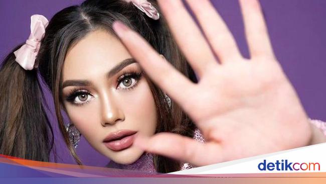 Ini Celine Evangelista, Si Cantik yang Suka Nongkrong di Kafe