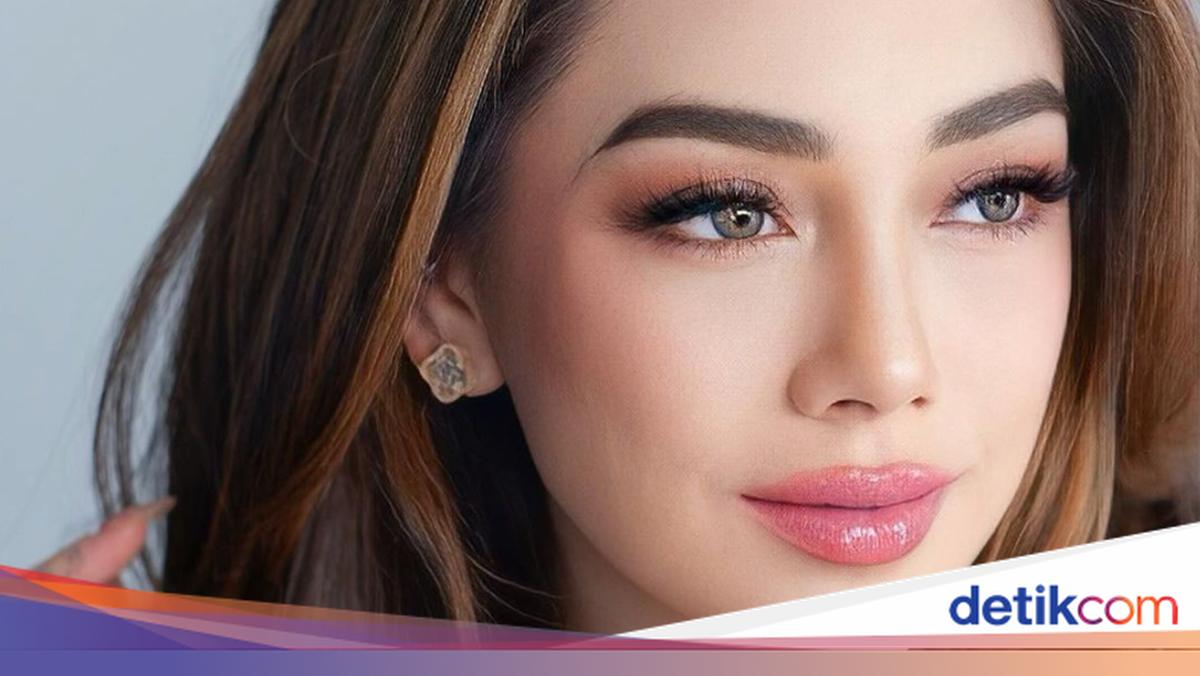 7 Potret Terbaru Celine Evangelista yang Makin Cantik Dengan Bibir Tebal