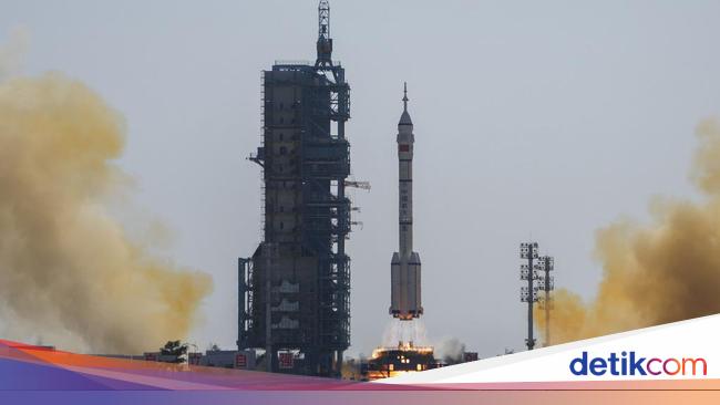 China Luncurkan Roket Pesawat Ruang Angkasa Shenzhou-17