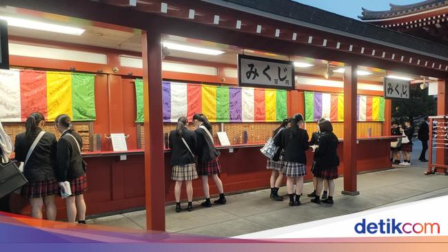 Membaca Ramalan Masa Depan dari Kuil Tertua di Jepang