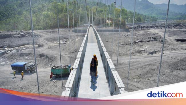 Sempat Diterjang Lahar Semeru, Jembatan Gantung Kaliregoyo Berfungsi Kembali