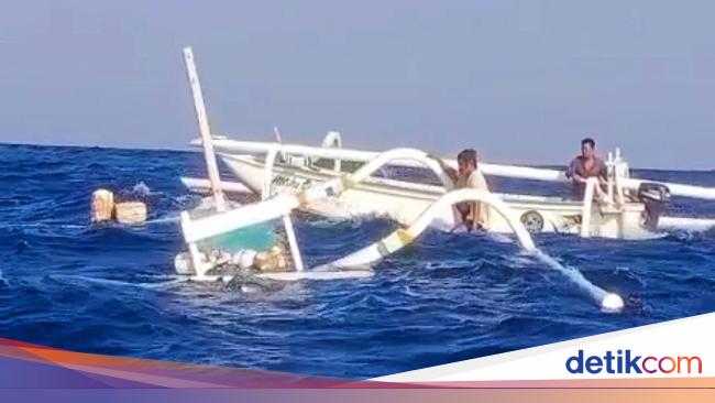Dihantam Gelombang, Perahu Nelayan Terbalik di Perairan Amed