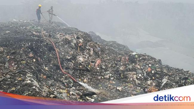 90 Persen Titik Api Kebakaran TPA Mandung Mulai Terkendali