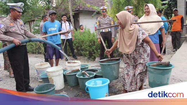 Desa Terpencil Jombang Dilanda Kekeringan, Polisi Salurkan 14.000 Liter Air