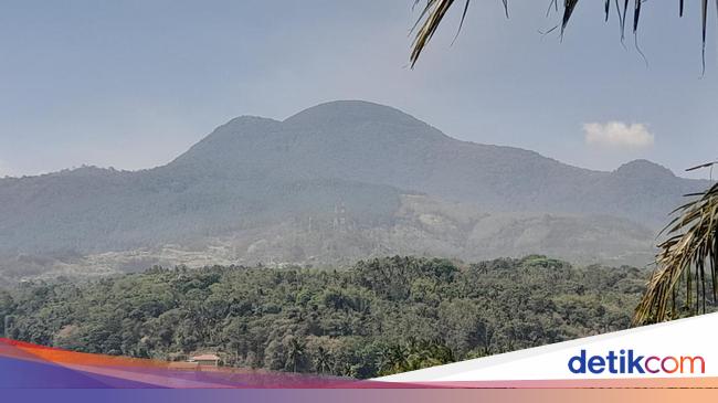 Kemegahan Gunung Tampomas Sumedang dari Jalur Pendakian Cibeureum