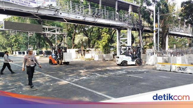 Demo Buruh Tuntut Upah Naik Berakhir, Jl Medan Merdeka Barat Dibuka Lagi