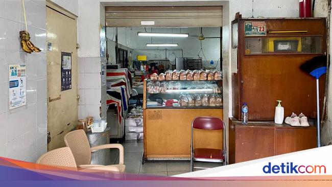 Nostalgia Jajan Roti Jadul di Toko Roti Gelora yang Berusia 73 Tahun