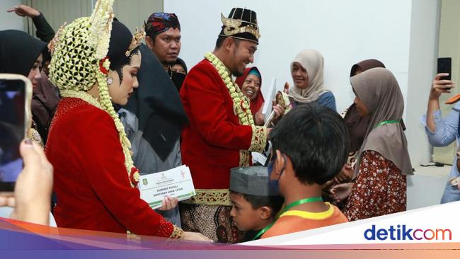 Bupati Fauzi Santuni Anak Yatim-Dilantik Jadi Arya Wiraraja di HUT Sumenep Bupati Fauzi Santuni Anak Yatim-Dilantik Jadi Arya Wiraraja di HUT Sumenep