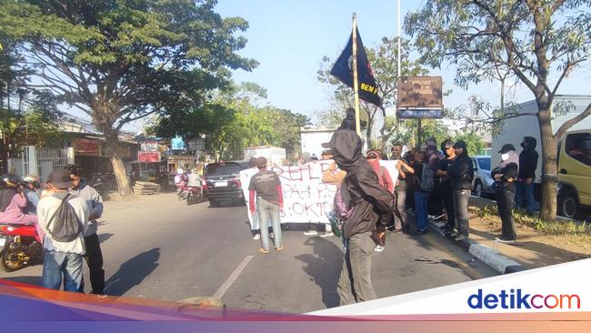 Jalan Perintis Makassar Macet Parah 1 Km gegara Mahasiswa Demo-Tutup Jalan
