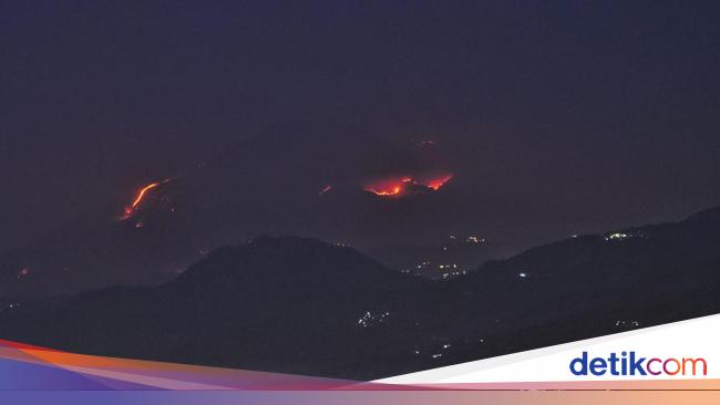 Dahsyatnya Kobaran Api Merbabu Terlihat dari Rawa Pening Malam Ini