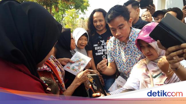 Gibran Kunjungi Perajin Tembaga di Tumang Boyolali, Bagikan Buku dan Susu