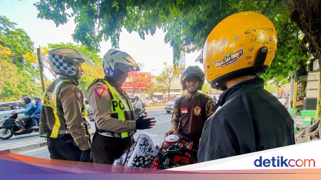 Tilang Manual Sasar Pengendara Tak Punya SIM Diberlakukan Lagi di Surabaya