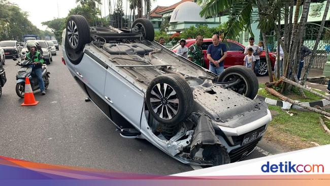 Mengantuk-Tabrak Pohon, Mobil Dikendarai Pelajar Terguling