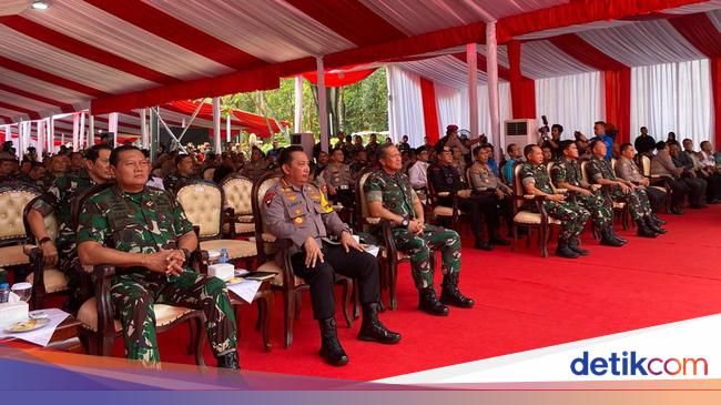 Panglima TNI-Kapolri Buka Baksos 33 Tahun Mengabdi Akabri '90 Panglima TNI-Kapolri Buka Baksos 33 Tahun Mengabdi Akabri '90