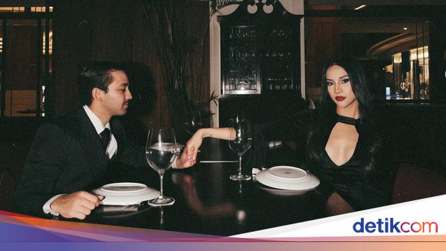 Gaya Anya Geraldine Cosplay Halloween Bareng Pacar, Seksi Jadi Addams Family