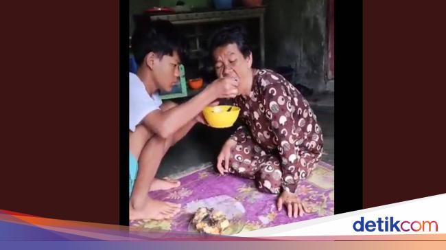 Tabahnya Entis yang Putus Sekolah Demi Rawat Sang Ibu Tabahnya Entis yang Putus Sekolah Demi Rawat Sang Ibu