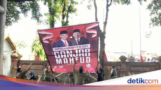 Baliho Ganjar-Mahfud Dicopot Jelang Kunjungan Jokowi Atas Perintah Mahendra