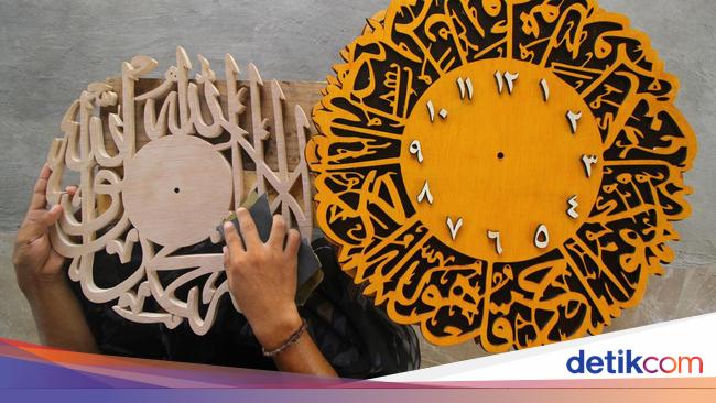 Kerajinan Jam Dinding Kaligrafi Banyak Diminati