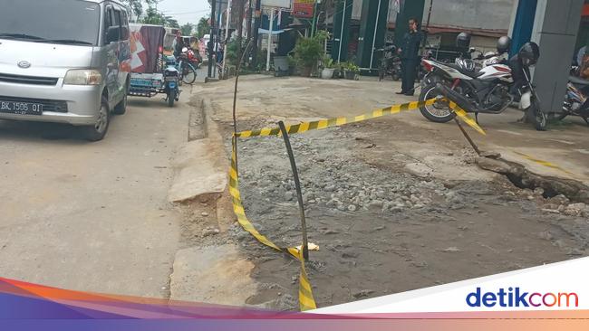 Pipa PDAM yang Bocor hingga Genangi Jalan SM Raja Medan Diperbaiki