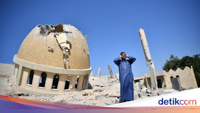 Potret Muazin Gaza Kumandangkan Azan di Reruntuhan Masjid