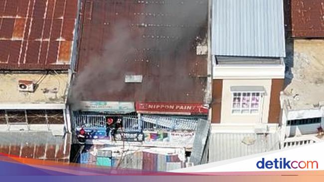 Damkar Palopo Padamkan Kebakaran Toko Bahan Bangunan Pakai Semprotan Busa