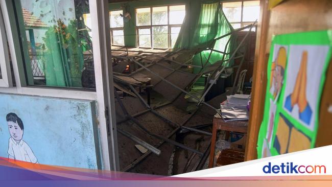 Diterjang Angin Kencang, Atap SD di Bogor Ambruk