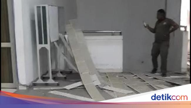 Gempa M 6,6 Guncang NTT, Plafon Kantor Bupati Kupang Runtuh