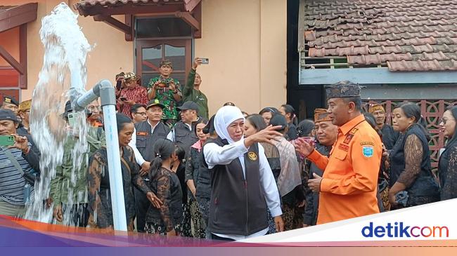 Khofifah Resmikan Pipa Imbas Bromo Terbakar, Warga Bisa Pakai Air ... Khofifah Resmikan Pipa Imbas Bromo Terbakar, Warga Bisa Pakai Air ...