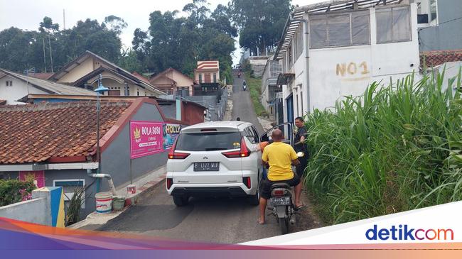 Saat Warga Jadi Penyelamat di Tanjakan Spongebob Lembang yang Curam