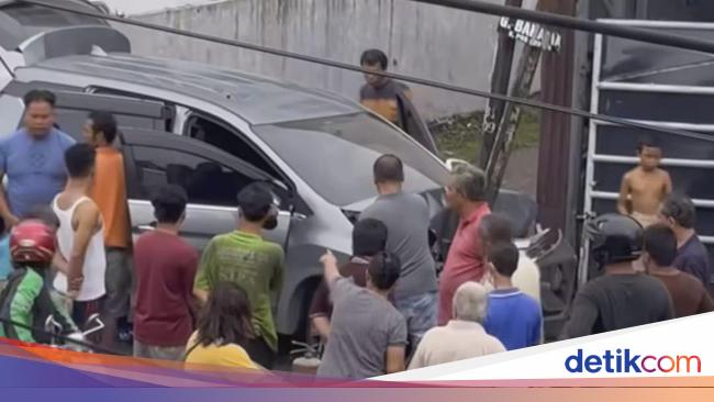 Diduga Oleng, Mobil Tabrak Tiang Listrik di Medan