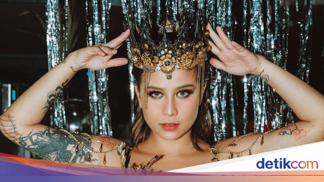 Adu Gaya Seksi Anya Geraldine & Awkarin Cosplay Halloween yang Bikin Salfok